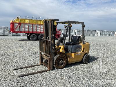 2001 Cat GP25K 5000 lb LPG Pneumatic Tire Forklift